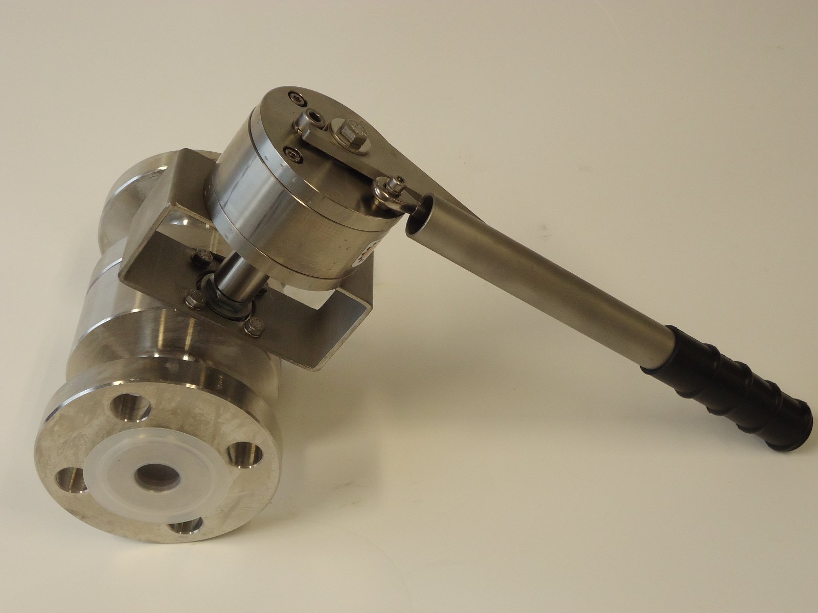 Spring return handle